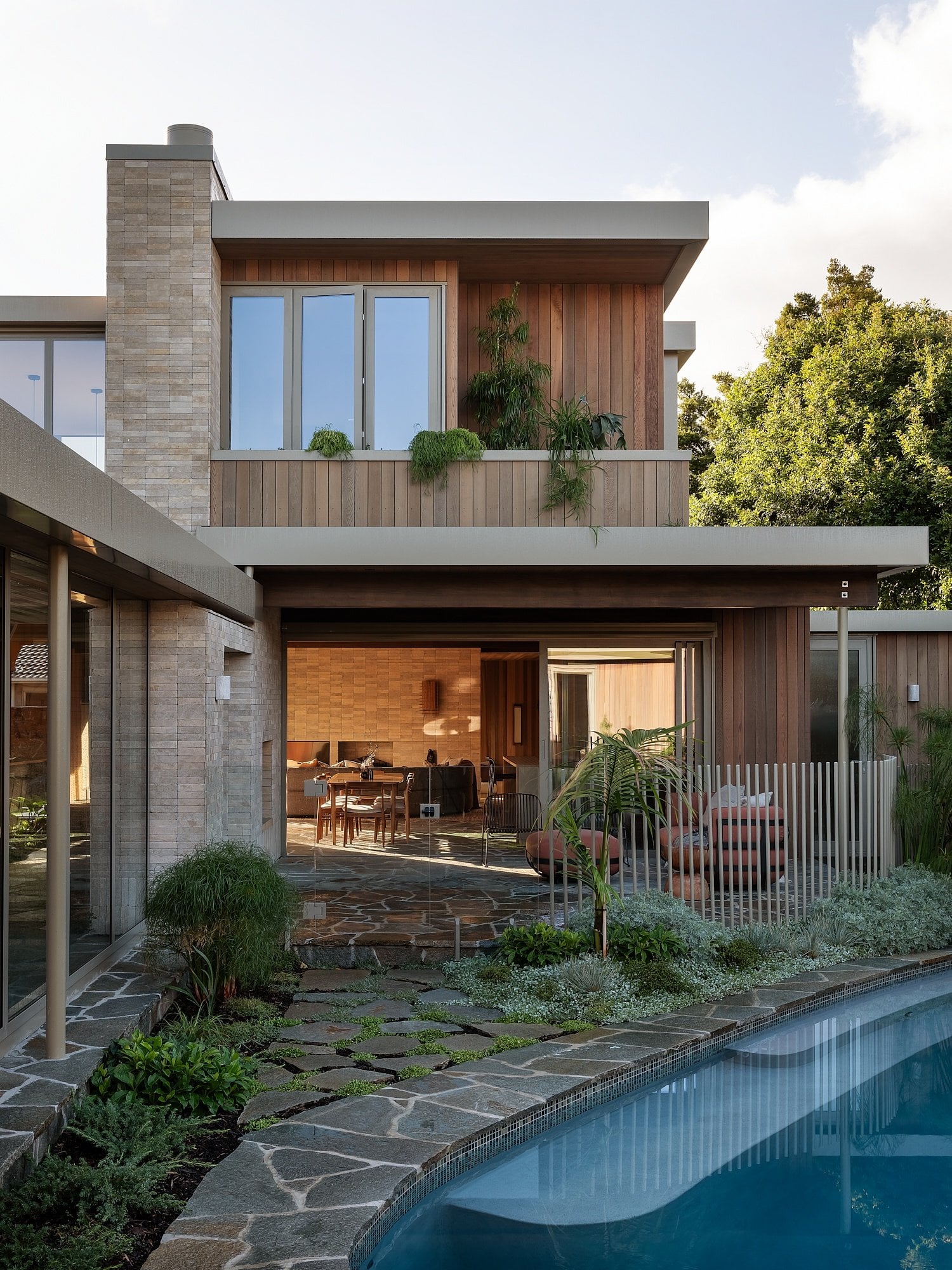 ニュージーランド、オークランドのエデン山にある石と木材の住居にある屋外のリビングスペース [1500×2000] – LAVIE WEEKLY